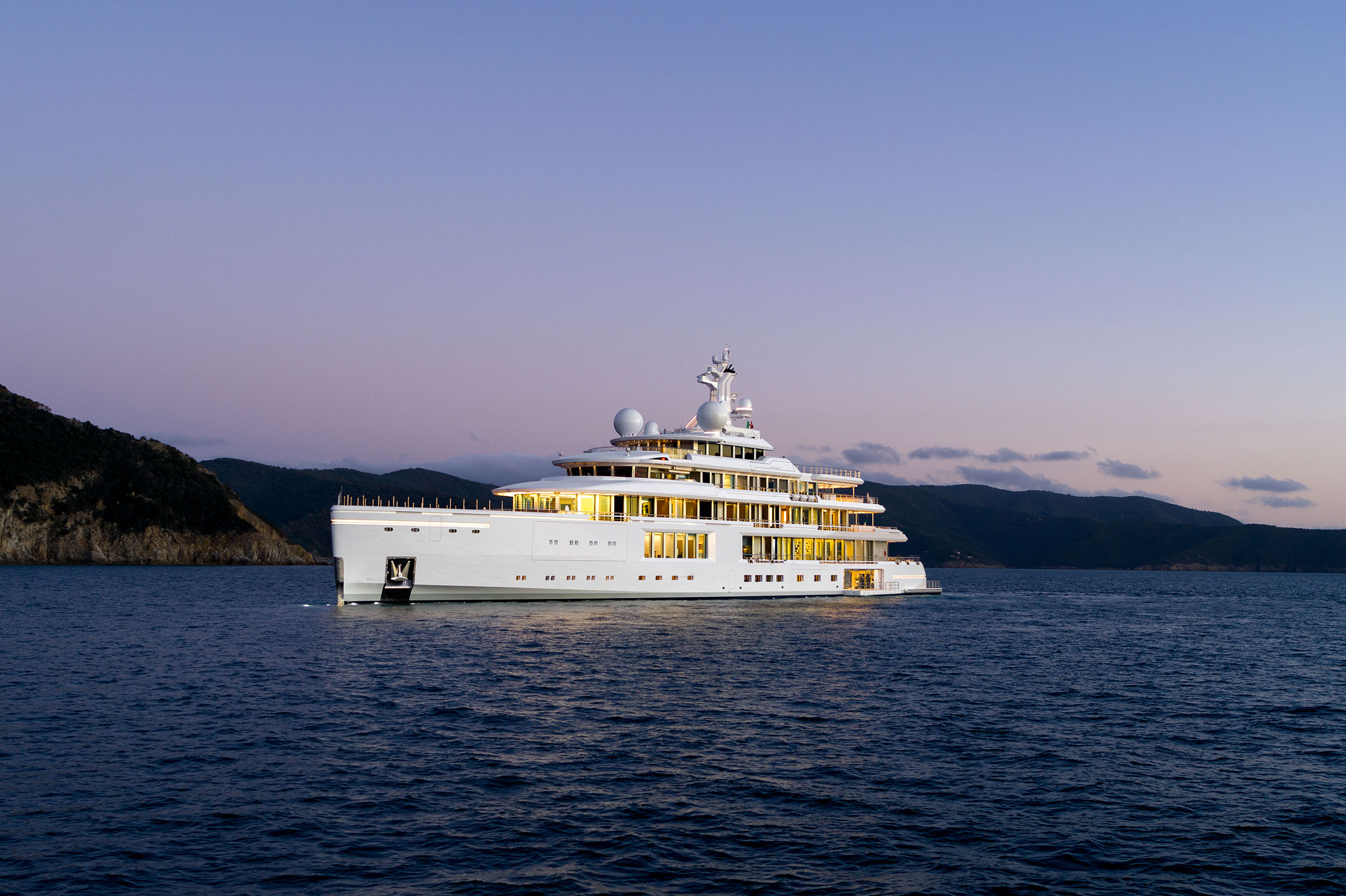 Yacht LUMINOSITY, Custom Mega Yacht | CHARTERWORLD Luxury Superyacht ...
